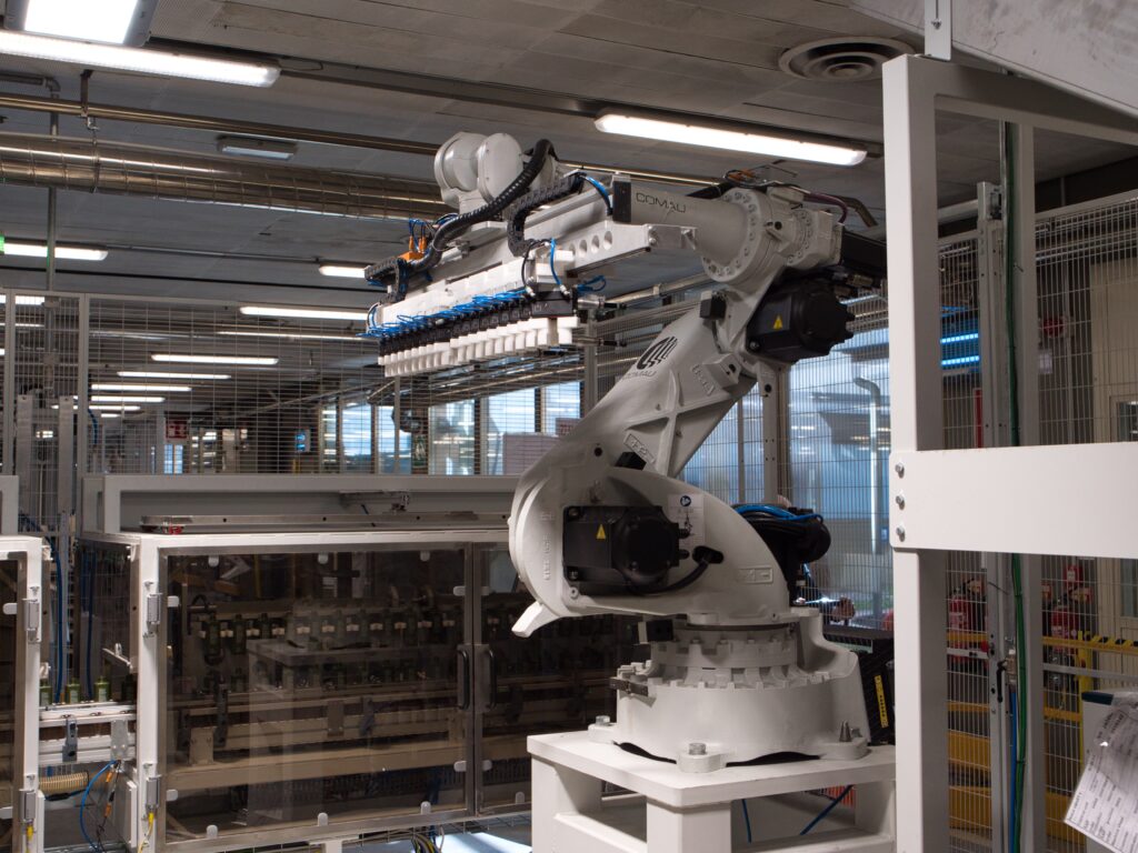 Industrial automation for top-of-the-line cosmetics - Comau