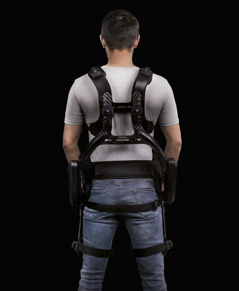 Comau présente son nouvel exosquelette portable MATE-XB Comau présente son nouvel exosquelette portable MATE-XB