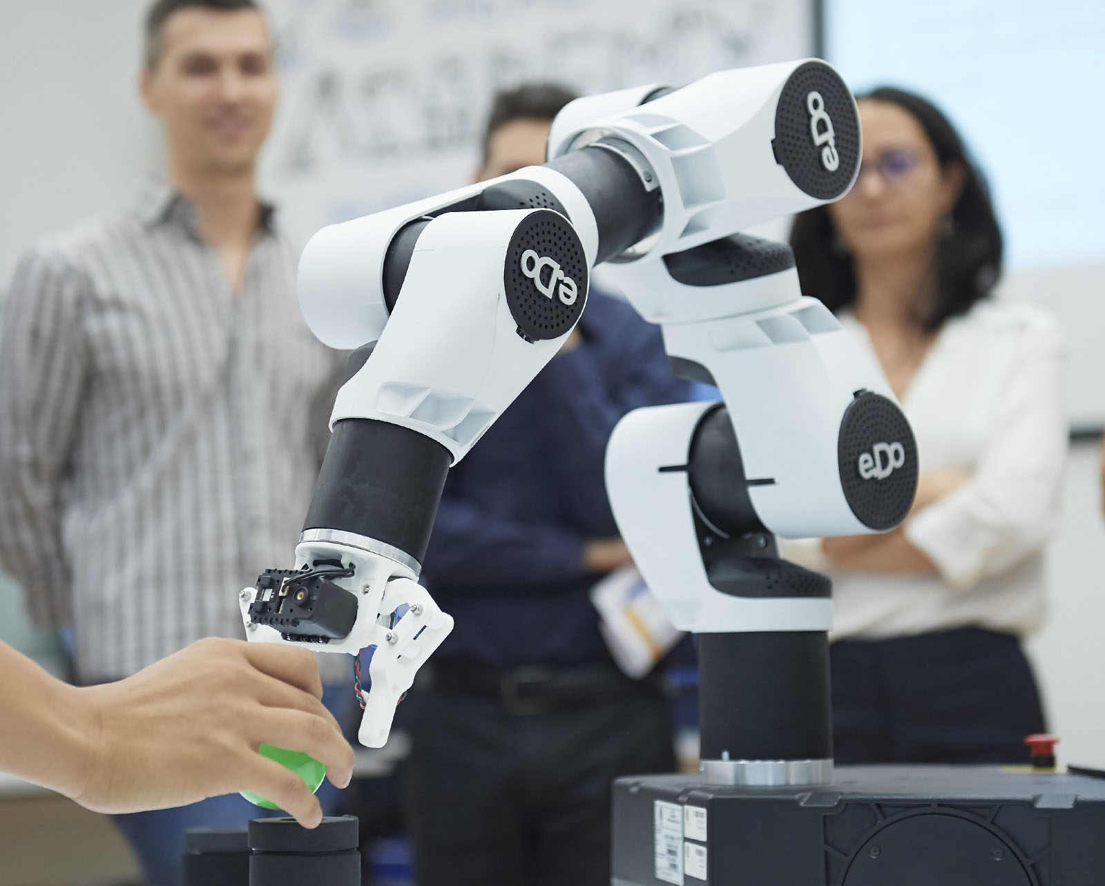 e.DO Robot - People Learn Robotics | Comau